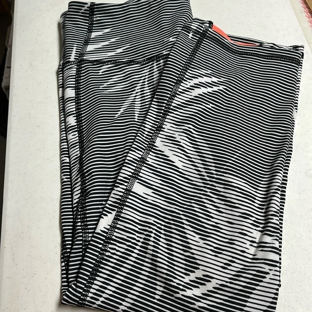 Old Navy | Pants & Jumpsuits | Old Navy Active Godry Capri Leggings ...
